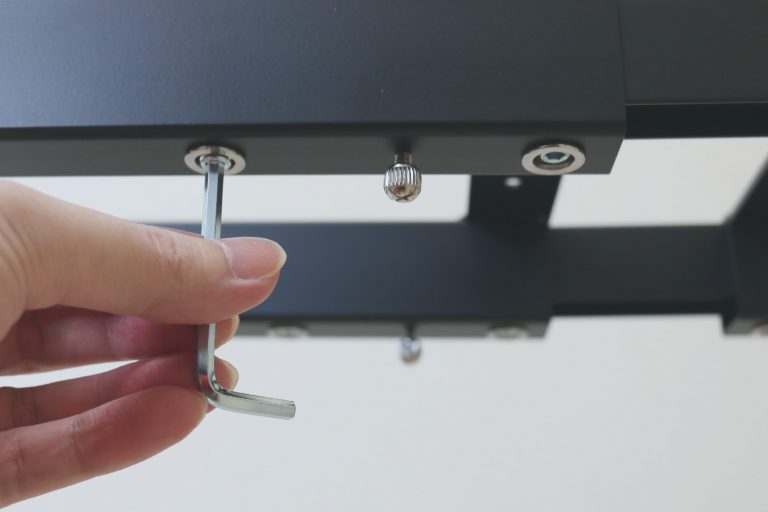 【レビュー】電動昇降するスタンディングデスク『FlexiSpot E3B』でワークスタイルが変わりました。 | MOOOII