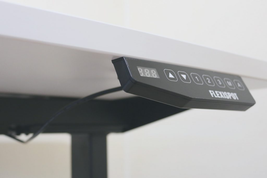 【レビュー】電動昇降するスタンディングデスク『FlexiSpot E3B』でワークスタイルが変わりました。 | MOOOII