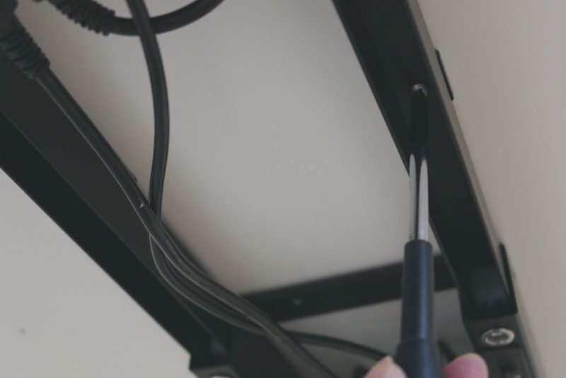 【レビュー】電動昇降するスタンディングデスク『FlexiSpot E3B』でワークスタイルが変わりました。 | MOOOII