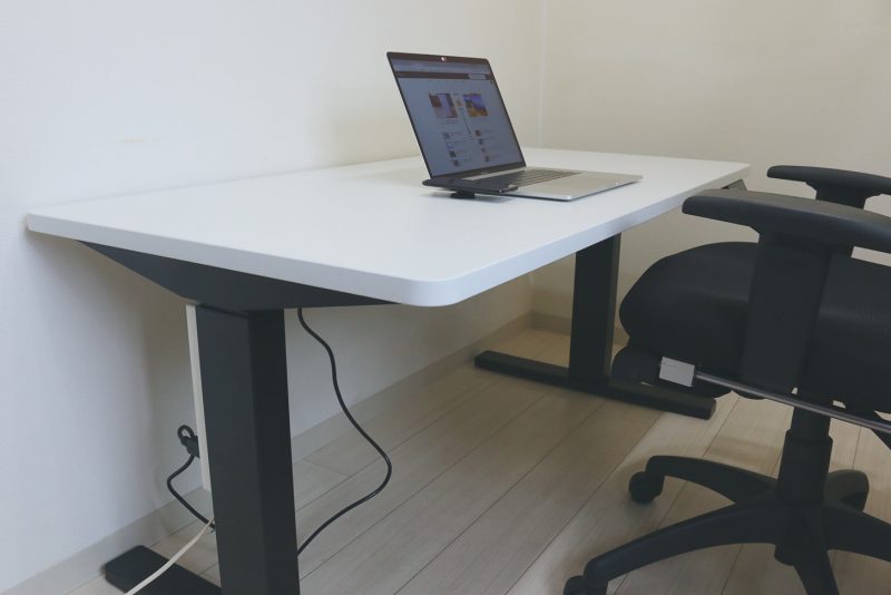 【レビュー】電動昇降するスタンディングデスク『FlexiSpot E3B』でワークスタイルが変わりました。 | MOOOII